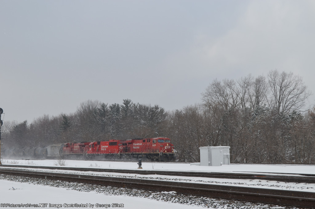 CP 8829 leads n all CP consist through Berea